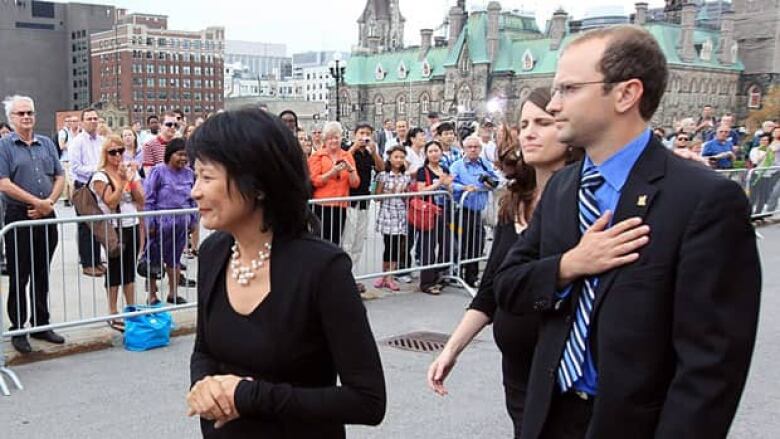 Layton family draws strength from Canadians amid grief | CBC News