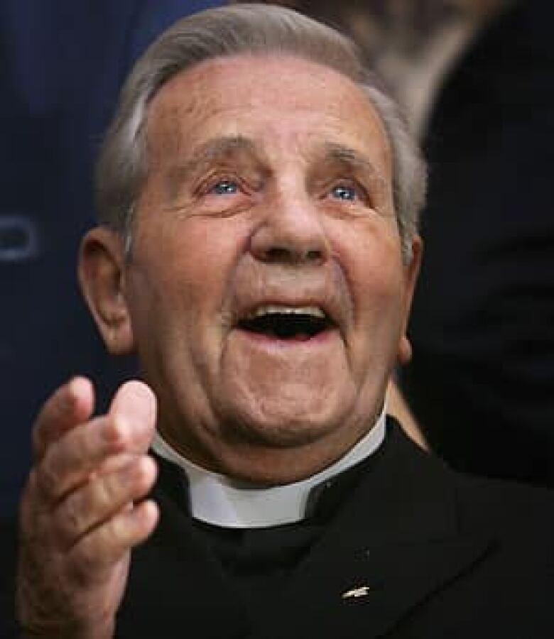 British Slapstick Star Norman Wisdom Dies At 95 Cbc News
