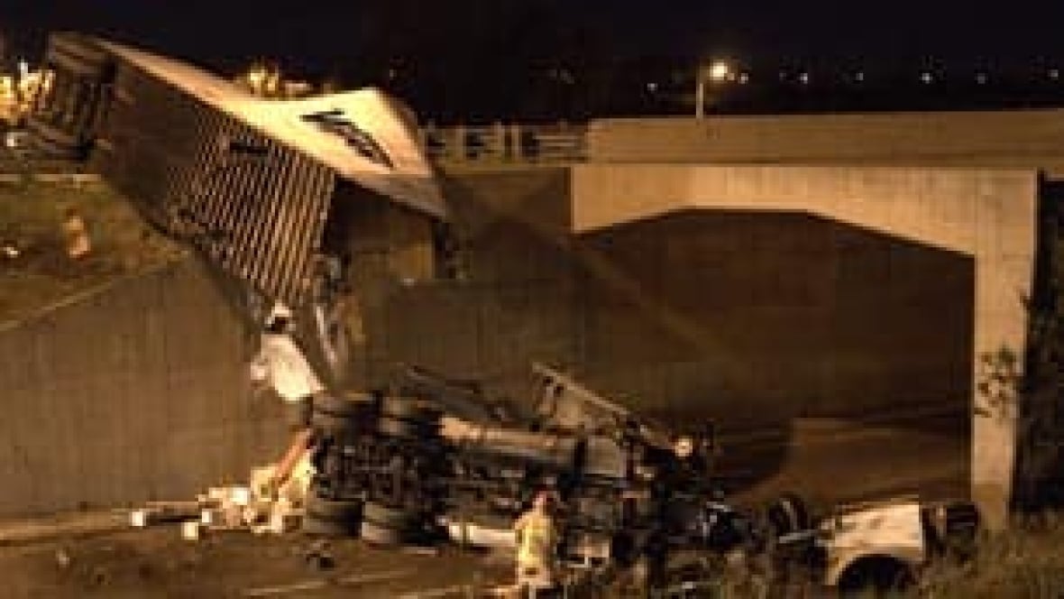 401 Crash Kills 1 Passenger In Critical Condition Toronto Cbc News