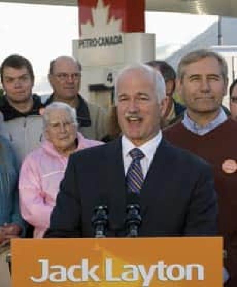 Harper, Layton push rival consumer protection plans | CBC News