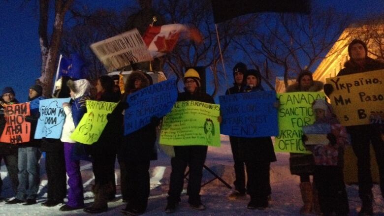 Winnipeg rally supports protesters in Ukraine | CBC News Winnipeg rally supports protesters in Ukraine | CBC News