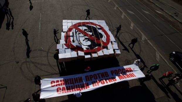 Ukraine Crisis New Sanctions Target Putins Inner Circle Cbc News