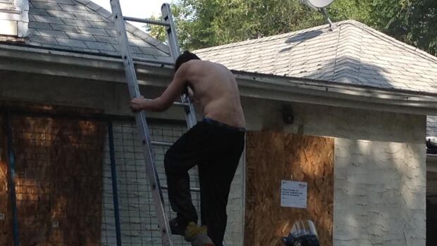 Firefighters rescue man stranded on roof of Saskatoon house | CBC News Firefighters rescue man stranded on roof of Saskatoon house | CBC News