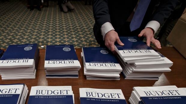 U S Deficit To Shrink To Lowest Level Of Obama Presidency Cbc News