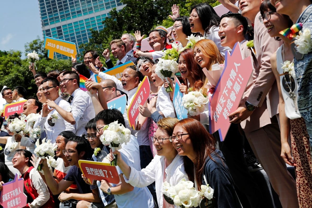 Hundreds Marry After Taiwan Legalizes Same Sex Marriage Cbc News