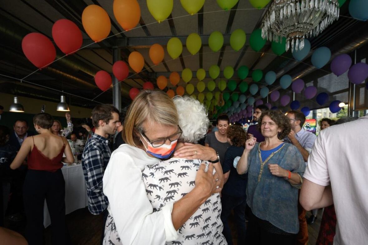 Swiss Voters Back Same Sex Marriage And Adoption By Clear Majority
