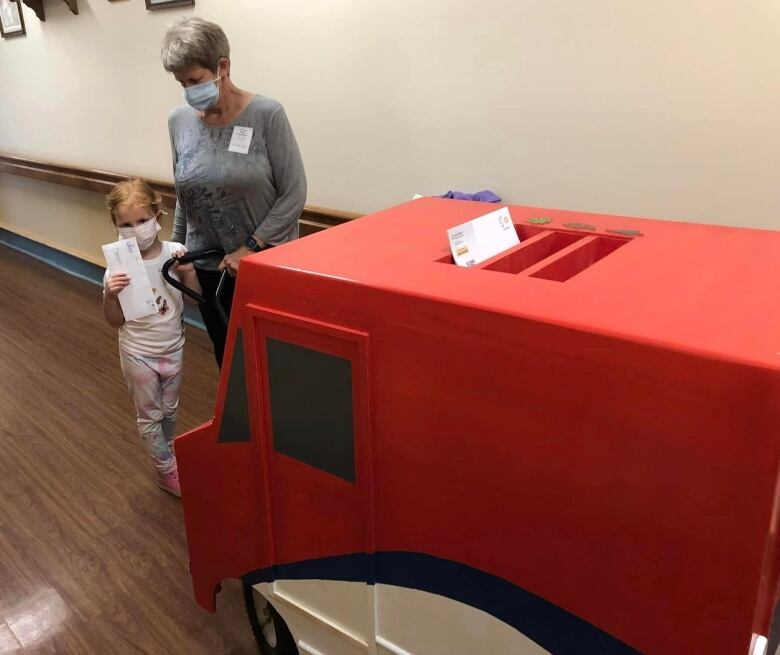 4-year-old-who-delivers-mail-stealing-hearts-at-seniors-home-cbc-news