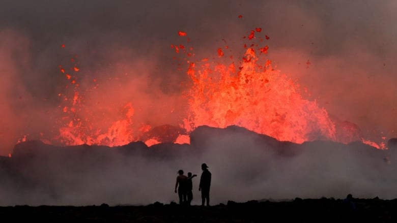 Tourists In Iceland Warned To Avoid Volcanic Eruption Cbc News